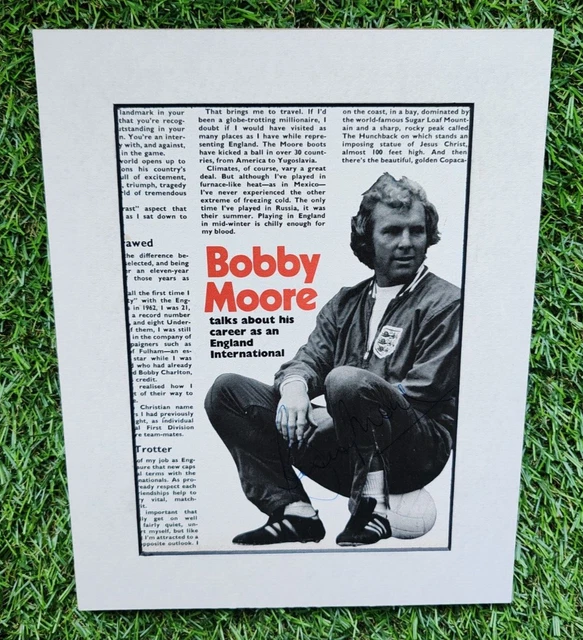 BOBBY MOORE ENGLAND 1966 WORLD CUP SIGNED BOOK PAGE 10x8 RARE FULL ...