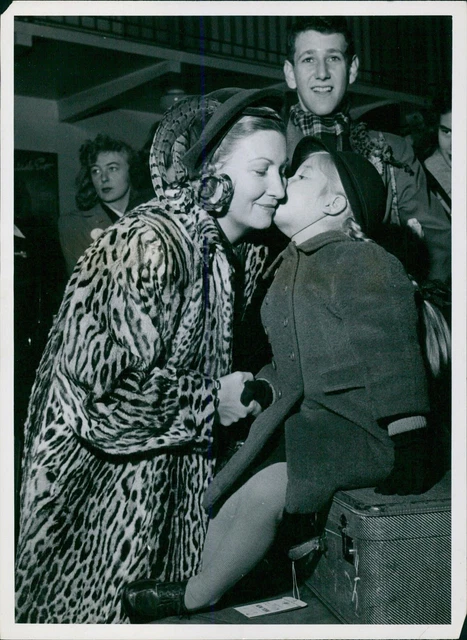ANNA-LISA BJÖRLING RECEIVES Un Farewell Bisou Fro - Vintage Photo ...