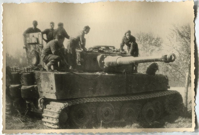 WWII PHOTO: SOLDIERS Inspecting Captured Wehrmacht Panzer Vi Tiger Tank ...