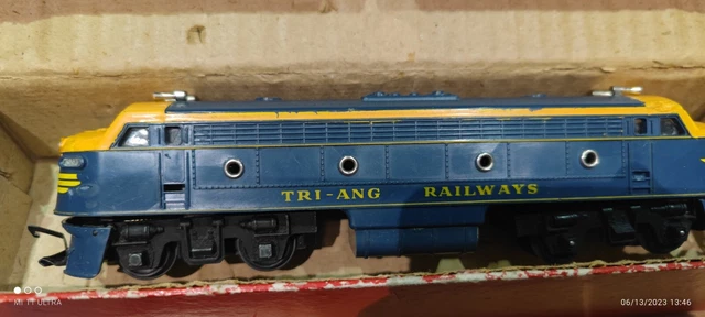 TRIANG RAILWAYS R250 Transcontinental Diesel Vintage Powered + Dummy+ 2 ...