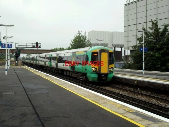 PHOTO SOUTHERN-LIVERIED Class 377 Emu 377444 Arrives At Gatwick Airport ...