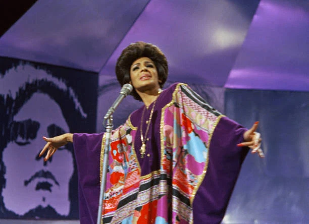 WELSH SINGER SHIRLEY Bassey performs on the set of a pop music tel- Old ...