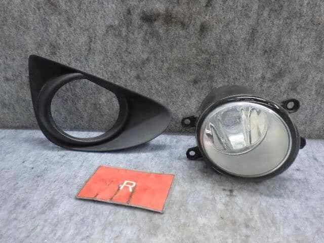 TOYOTA VITZ 2010 DBA-NSP130 fendinebbia destro 812100D042 [usato ...