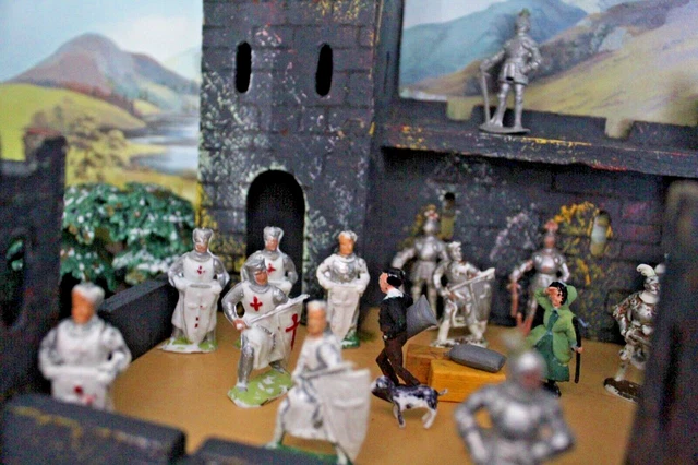 TRIANG FORT /CASTLE/DRAWBRIDGE 8 knights+11 crusaders hilco ? 1950s ...