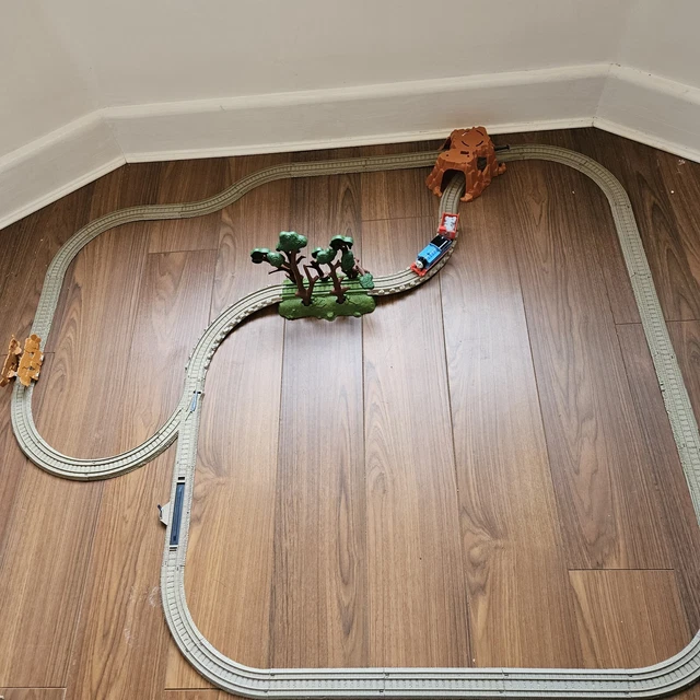 TOMY TRACKMASTER THOMAS the tank engine battery train set layout £15.00 ...