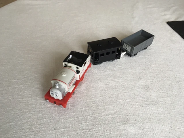TOMY TRACKMASTER THOMAS The Tank Engine Battery Train Stanley & Trucks ...