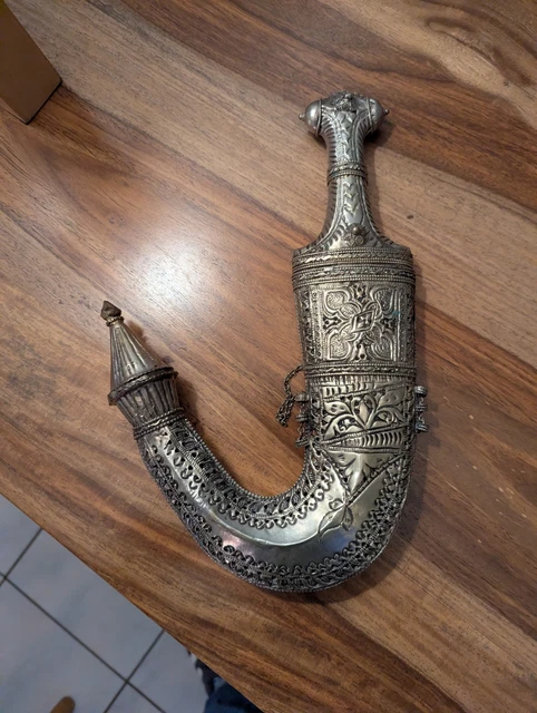 ANCIENNE DAGUE JAMBIYA yéménite / omanaise – fourreau décoré – XXe ...