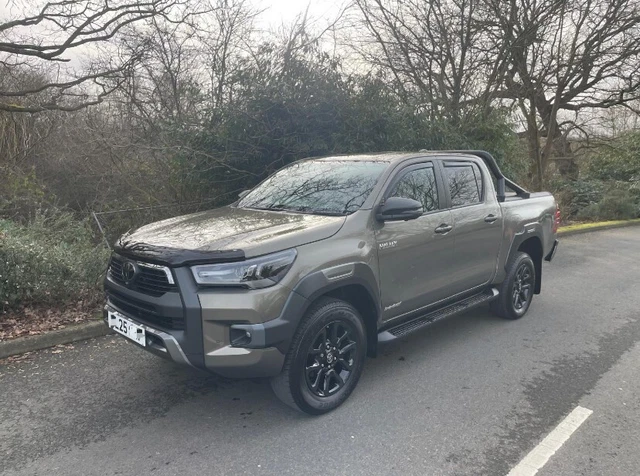 2025 TOYOTA HILUX INVINCIBLE X 4WD AUTO 1 OWNER Pick Up Petrol/Ele ...