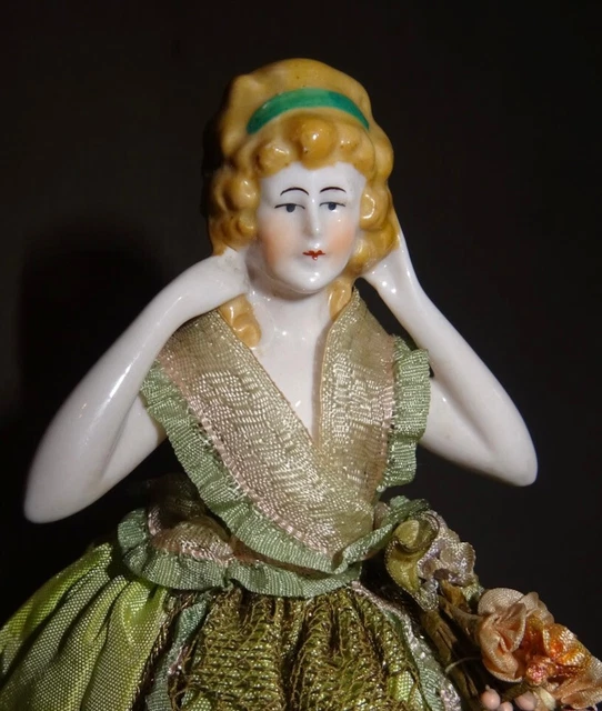JOLIE DEMI FIGURE biscuit robe d'époque avec son cerceau (23 cm) EUR 35 ...