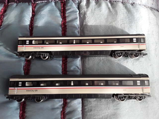 2 HORNBY INTERCITY 125 Coach 42251 BR Livery OO Gauge Model Railway ...