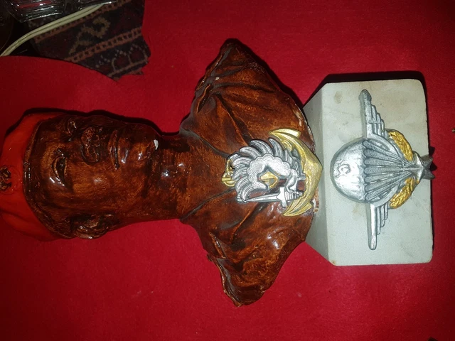 BUSTE DE PARACHUTISTE avec insigne de la colonial sur sogle en marbre ... BUSTE DE PARACHUTISTE avec insigne de la colonial sur sogle en marbre ...