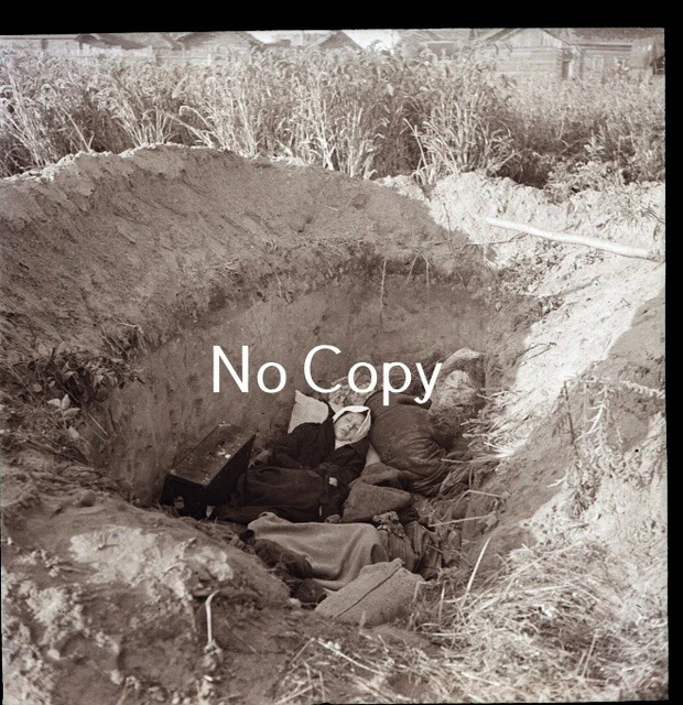 NEGATIVE WW2 TANK unit in Russia - Civilians sleeping X242/1 EUR 7,90 ...