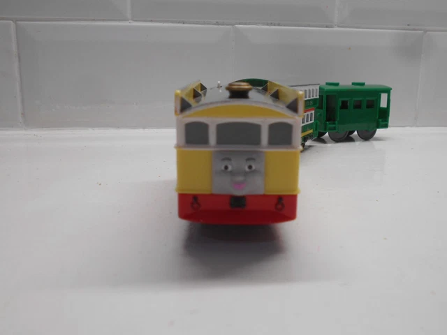 TOMY TRACKMASTER THOMAS the tank engine battery train flora and coaches ...