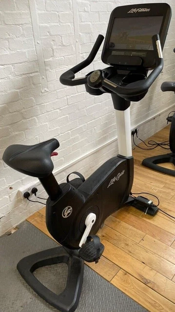 LIFE FITNESS 95C Elevation Series Upright Bike with Discover SE Console ...