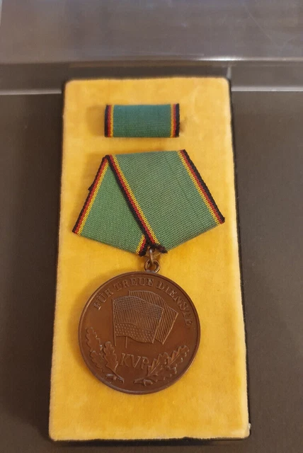 DDR MEDAILLE M. Spange Für treue Dienste KVP Farbe: Bronze EUR 38,17 ...