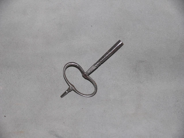 ANCIENNE DOUBLE CLEF en fer forgé pour comtoise régulateur et sa montre ...