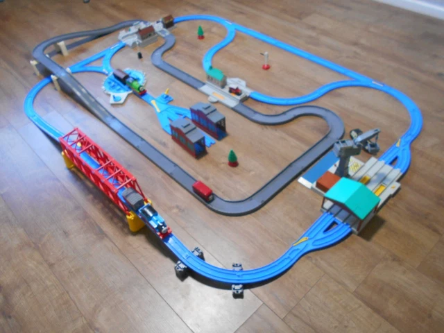 TOMY TRACKMASTER THOMAS the tank engine battery train set & trains £40. ...