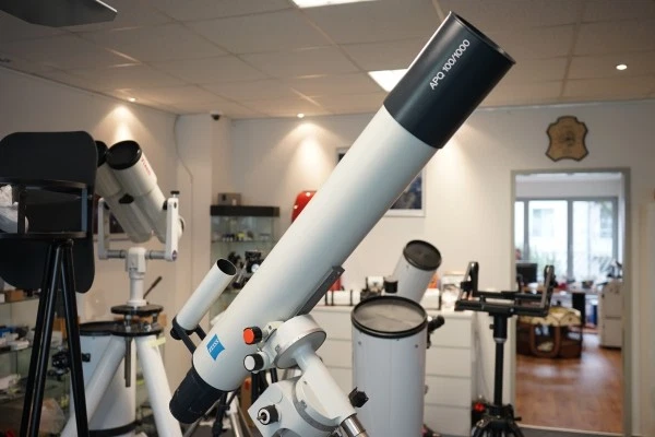CARL ZEISS JENA Telescopic, APQ 100/1000 fluorite APO Refractor £8,060. ...