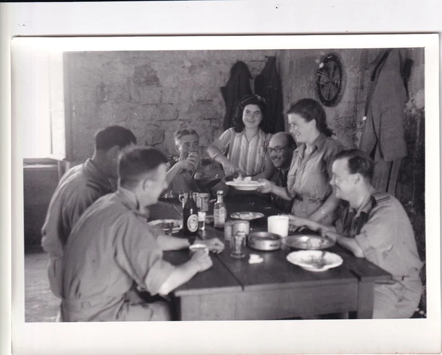 IMPERIAL WAR MUSEUM photo WW2 Yugoslavia partisans feed British soldiers 1944 b £10.00 - PicClick UK