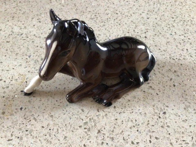 BESWICK HORSE FOAL (LYING) MODEL No. 915 BROWN GLOSS MINT £26.00 ...