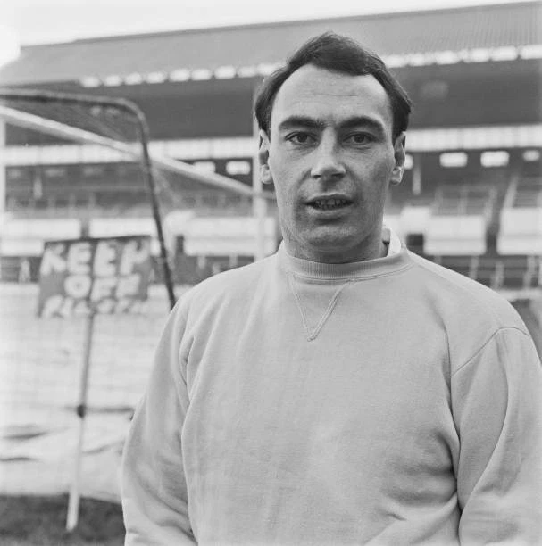 SCOTTISH FOOTBALLER ALAN Gilzean signs Tottenham Hotspur FC 1960s OLD ...