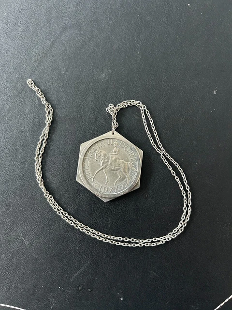 QUEEN ELIZABETH II Silver Jubilee 1977 Coin Pendant 925 Silver Plated ...