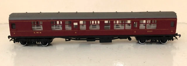 TRI-ANG R422 LMS 2257 Full 3rd Class Coach Maroon OO Gauge Model ...