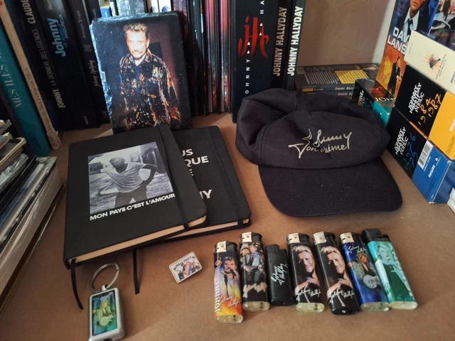 LOT 13 OBJETS DIVERS JOHNNY HALLYDAY (briquets, casquette, ardoise, pin ...