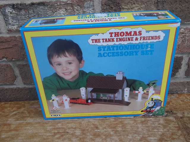 ERTL THOMAS TANK Engine & Friends Train - STATION HOUSE ACCESSORY SET £ ...