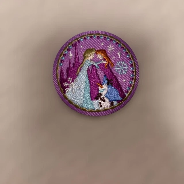LOT DE 2 insignes en étain brodés Disney Cendrillon Frozen EUR 61,01 ...