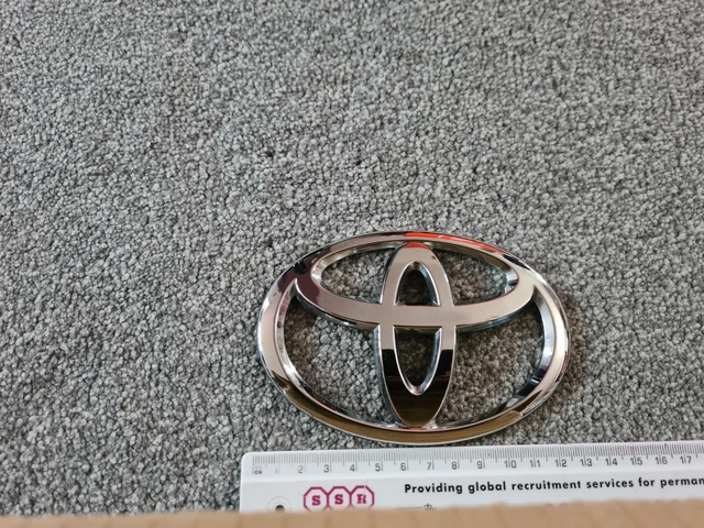 GENUINE TOYOTA YARIS MK2 Rear Badge Emblem Logo 2005-2011 Plastic ...