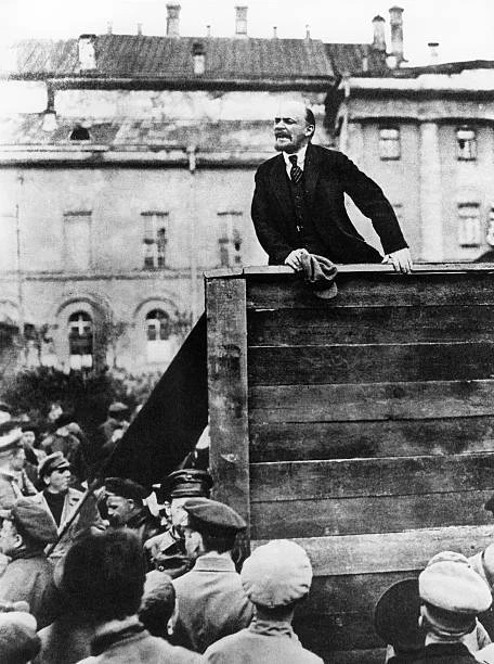 RUSSIAN COMMUNIST REVOLUTIONARY leader Vladimir Lenin giving a - 1920 ...