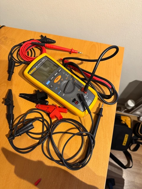 FLUKE 1507 INSULATION Resistance Tester, 50V Min, 1000V Max, 10GΩ , CAT ...