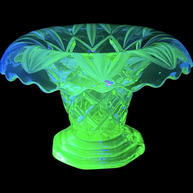COLLECTIBLE GREEN DEPRESSION Glass Vase Uranium 16cm Diamond Pattern ...