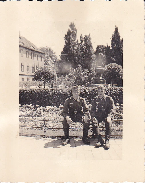 PHOTO SOLDAT ALLEMAND WW2 pause dans un parc - 0987 EUR 1,50 - PicClick FR