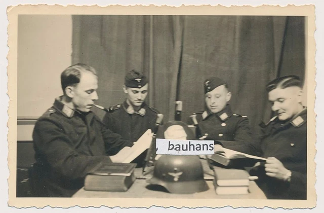 FOTO LUFTWAFFE KASERNE Soldaten HG beim Lesen (8202a) EUR 5,00 ...
