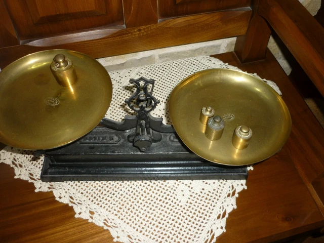 BALANCE ANCIENNE EN Fonte Avec 2 Plateaux Et 4 Poids Etat D Usage EUR ...