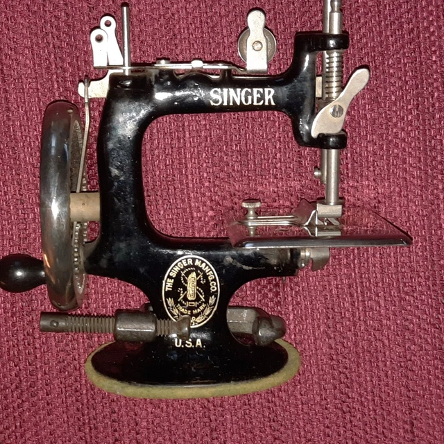 UNE MACHINE A coudre singer petit modelé fonctionnelle usa EUR 200,00 ...