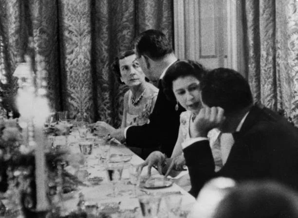QUEEN ELIZABETH II American Vice-President Richard Nixon talk - 1958 ...