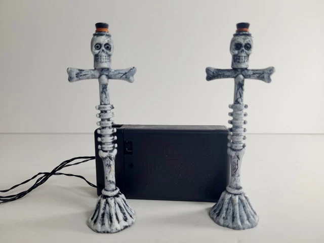 LEMAX SPOOKY TOWN Scary Lamp Post Set of 2 Skeletons Lighted 2014 $13. ...