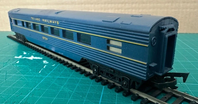 TRI ANG RAILWAYS R24 25 Transcontinental Carriage 10724 OO Gauge 14 00 tri-ang-railways-r24-25-transcontinental-carriage-10724-oo-gauge-14-00