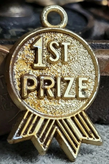 VINTAGE PLASTIC GOLD chrome FIRST PRIZE RIBBON gumball charm prize ...