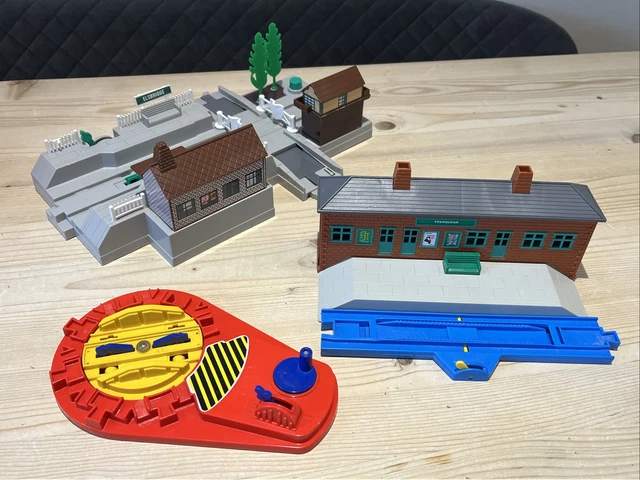 TOMY THOMAS TRACKMASTER Stations And Turntable £4.00 - PicClick UK