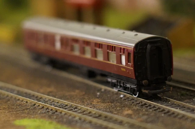 HORNBY R423 L.M.S. Corridor Brake 1st Coach With Seating - 5051 £12.00 ...