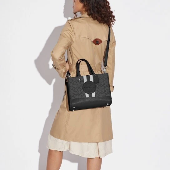 COACH DEMPSEY CARRYALL In Signature Jacquard avec bande et patch Coach ...