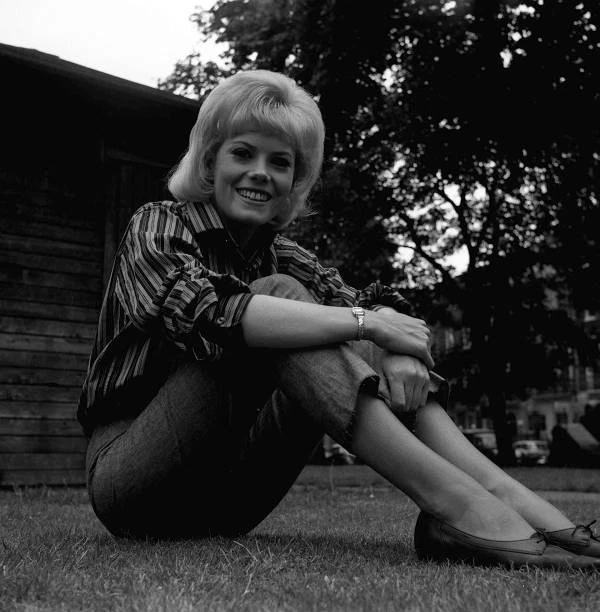 ACTRESS AND MODEL Wendy Richard aged 19 years old 1962 OLD PHOTO $7.65 ...