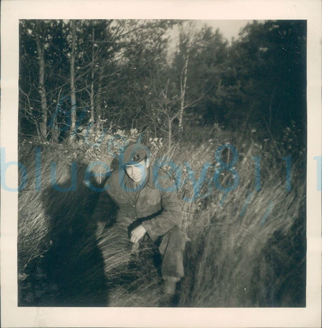 1950S BELGIAN ARMY Photo Soldier crouched in bushes 3.2x3.2" EUR 9,28 ...