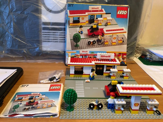 LEGO CLASSIC TOWN Shell Service Station 377 Complete with box and ...