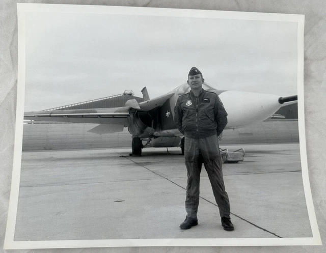 VINTAGE GLOSSY PHOTO Edwards AFB California USAF AFTC #20 Test Pilot ...