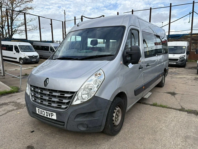 RENAULT MASTER 2.3 dCi 35 LWB 9 Seater Accessible Minibus £12,000.00 ...